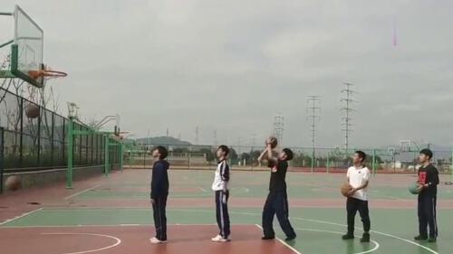 篮球场上看小伙子们投球,这么好的技术,我羡慕了!