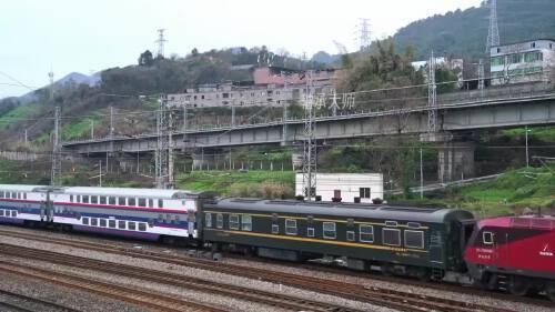 K1004次复古双层S25K型火车混编