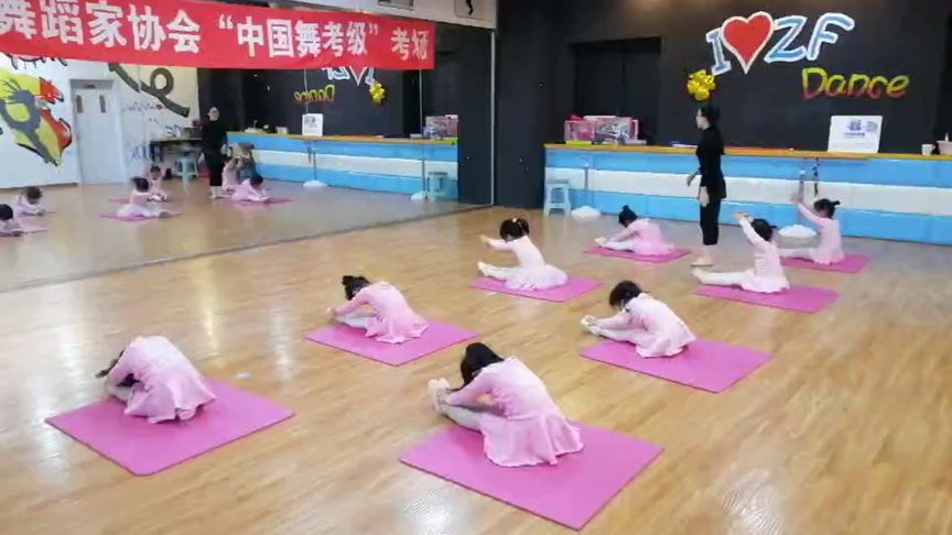思思:一个舞蹈班标准是几人?外地婆婆说一个班30个人,天呐!