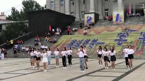 学姐为了迎接新生,集体跳了一段卡路里舞蹈