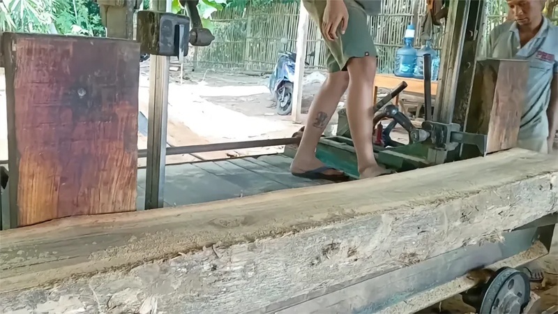 木材加工全过程,50年树龄木头随意切割,加工完价格翻十倍