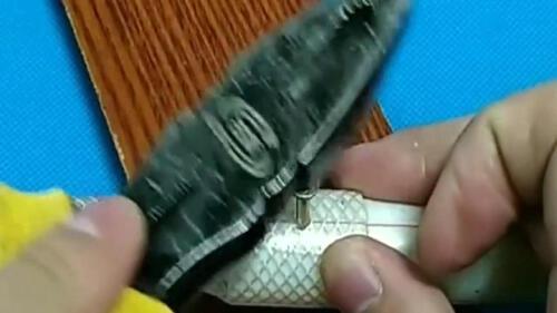 接水管总是被水流冲开,硬管接软管一个钉子就解决,估计这大哥当过...