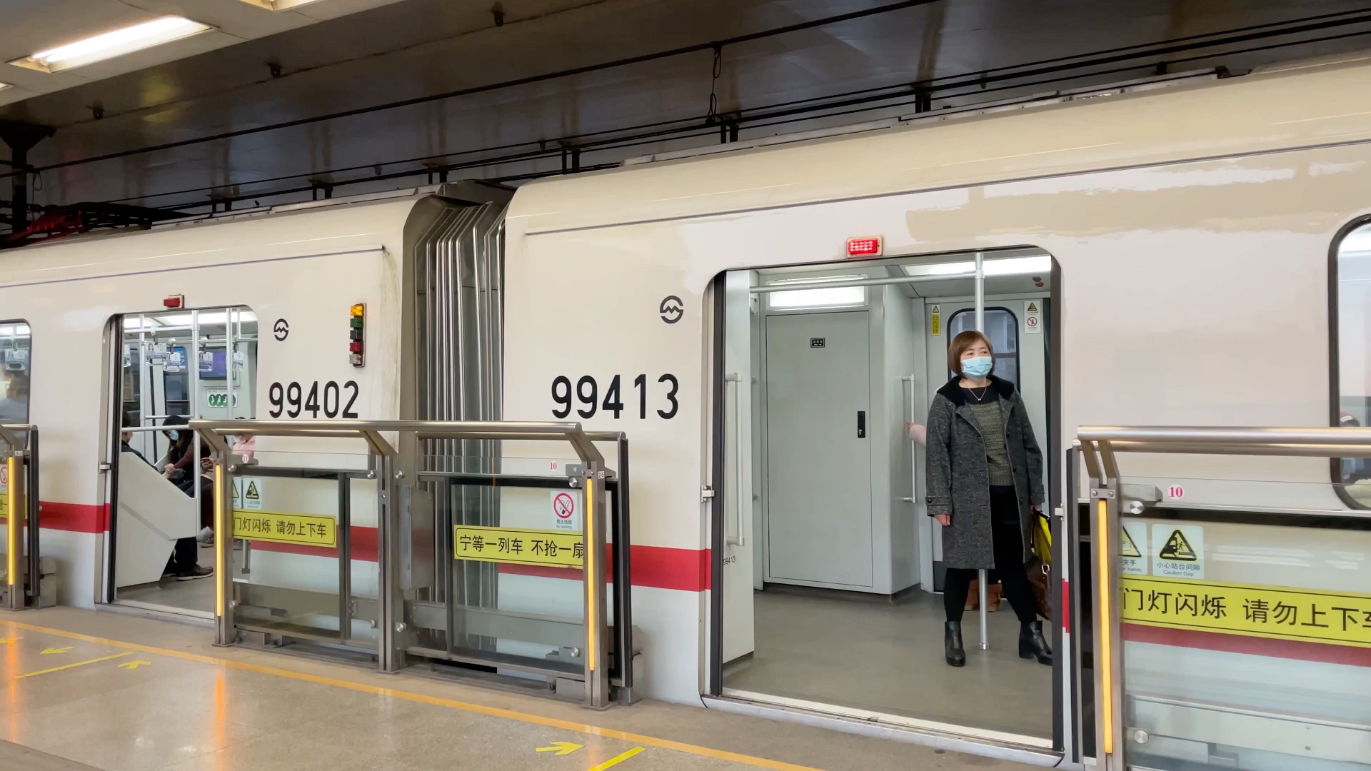 【上海地铁】同车不同门 气动内藏门与电动内藏门对比