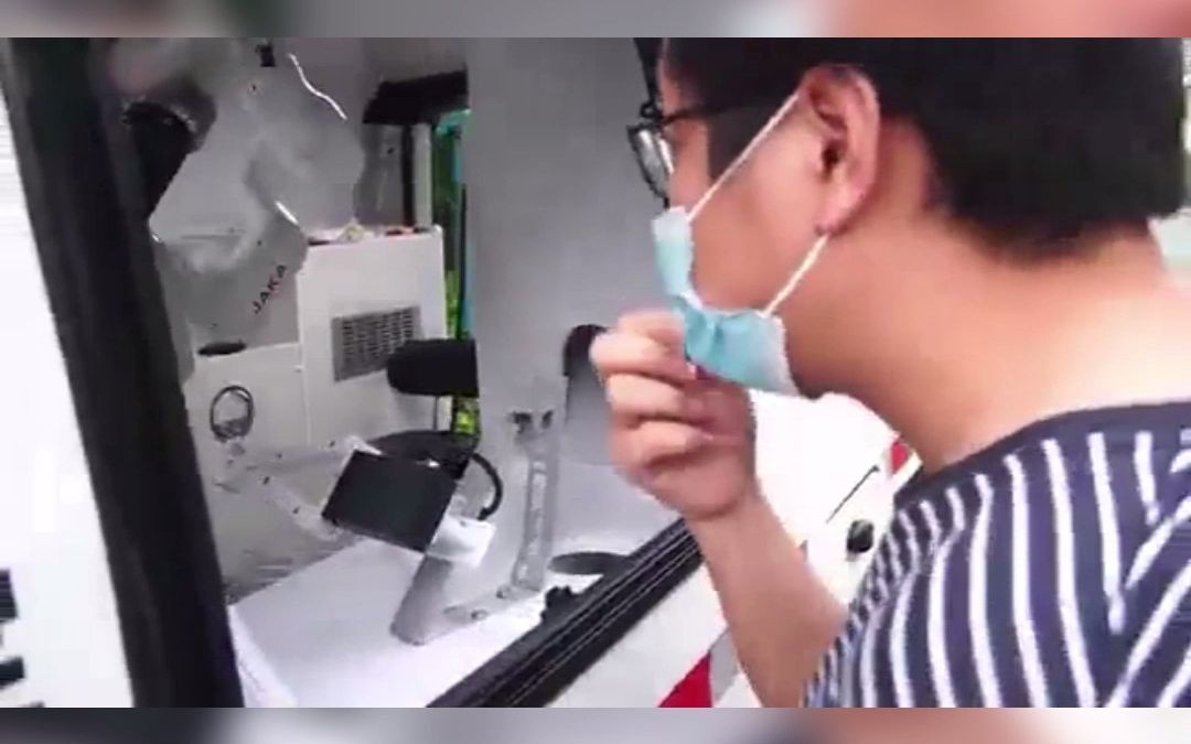 核酸采样机器人在上海问世,记者现场体验:“捅嗓子”规范又轻柔