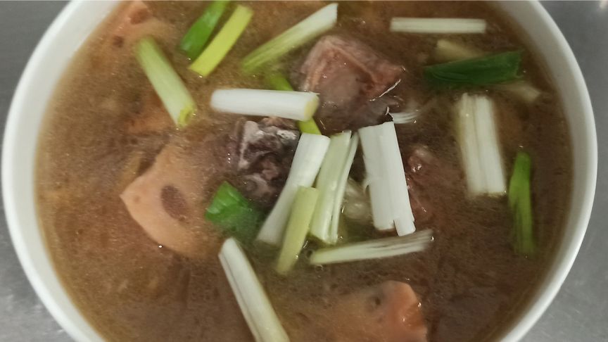 香喷喷的家常藕炖排骨汤的做法