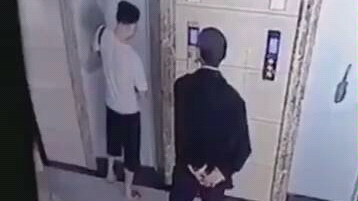 女婿私自拧开电梯门,老丈人不慎坠落