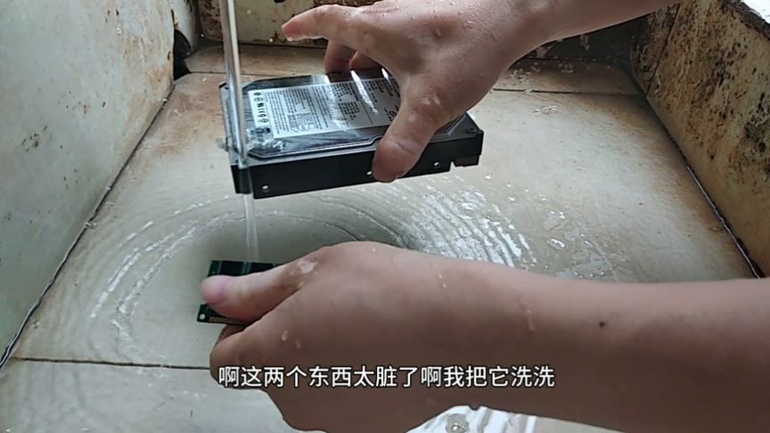 偶遇一台电脑主机,小罗拆下硬盘内存条,好好清洗一下