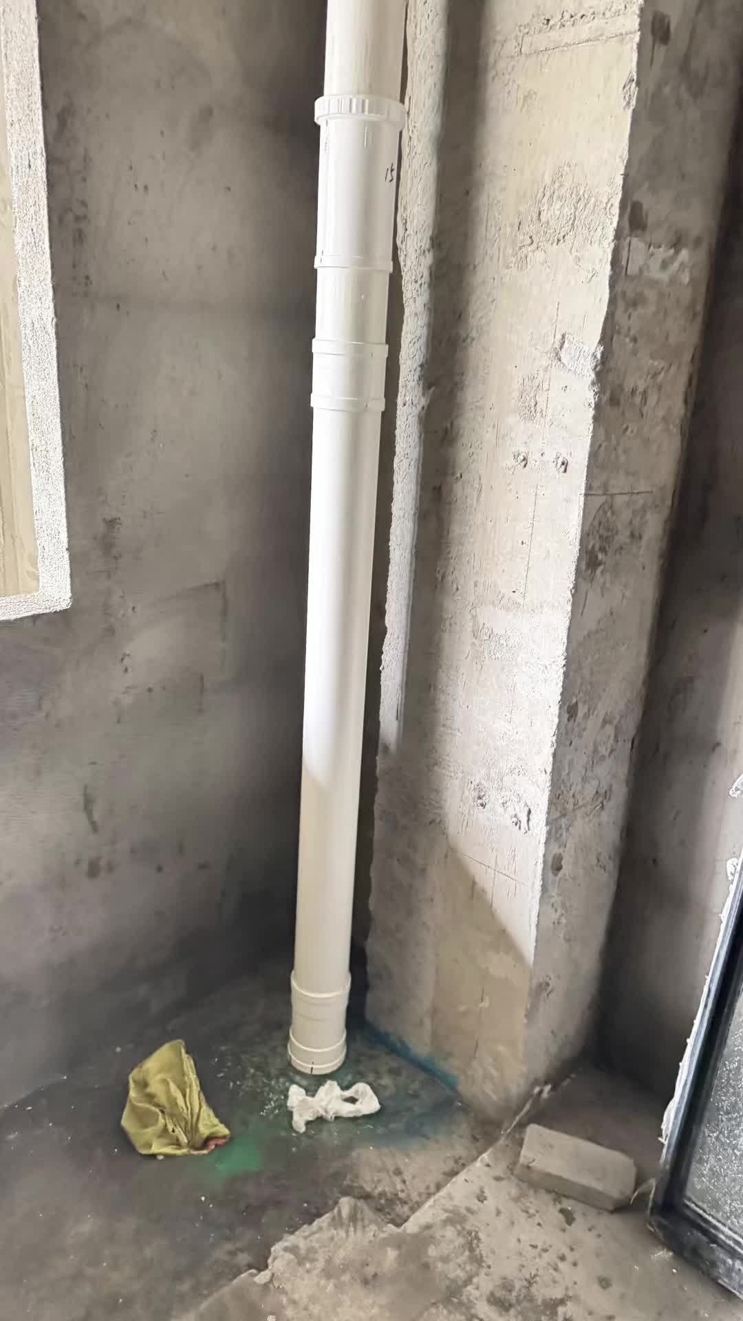 房东怕排水漏水,全部更换新管,厨房改七五大水管,阳台改斜三通以免...