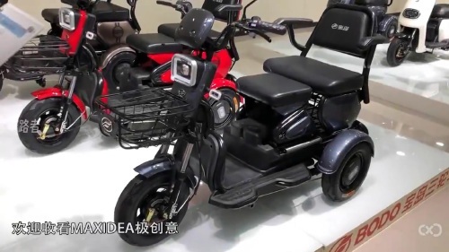 老外造了辆倒三轮电动车,独特悬架设计,灵活转弯不侧翻