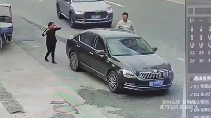 男子停在马路上接人准备上车的时候突然被后车撞飞了