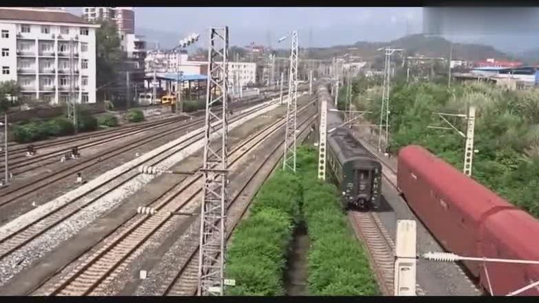 火车进出站须排队,实拍K589次进达州站会车K506次出站