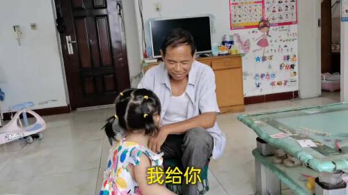 然然才上一天幼儿园,就跟爷爷模仿老师唱歌,爷爷看了直竖大拇指