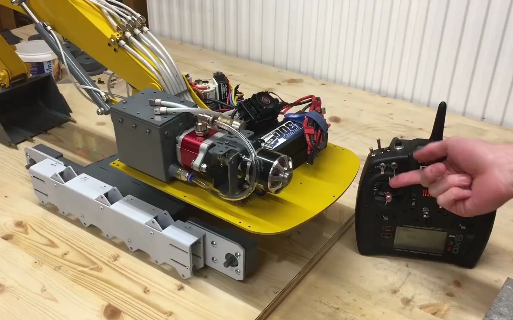 【搬】模型挖掘机液压系统测试_Rc hydraulic set 110 excavator first run