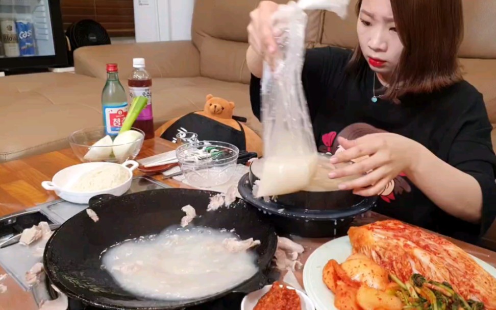 西八妹吃个饭还手忙脚乱的