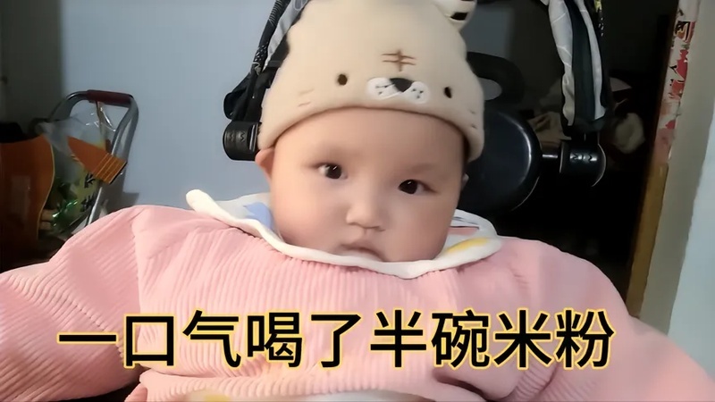 八个多月的小宝贝该吃辅食了!妈妈喂,孩子吃,弄得脸像小花猫