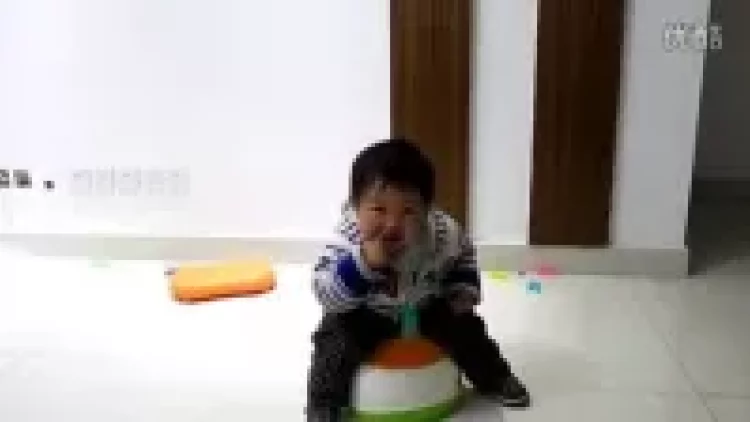 宝贝坐小马桶拉臭臭实录