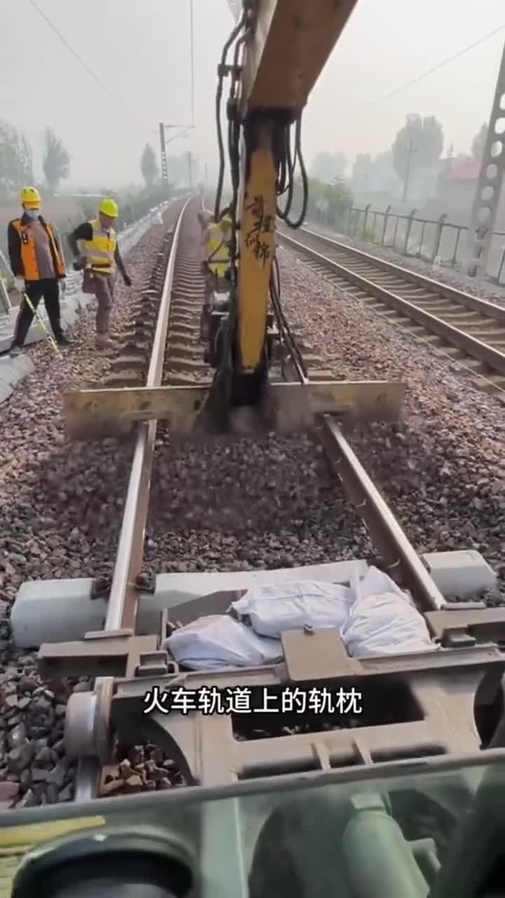 没想到火车轨道上的轨枕竟是机器换的#轨枕
