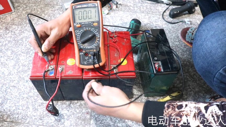 电动车保持电压不变再加一块电池可以跑更快?修车小伙有不同看法
