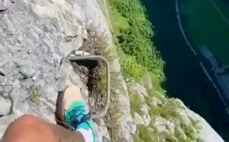 悬崖边上的危险行走-专业极限运动请勿模仿 dangerous walking on ...