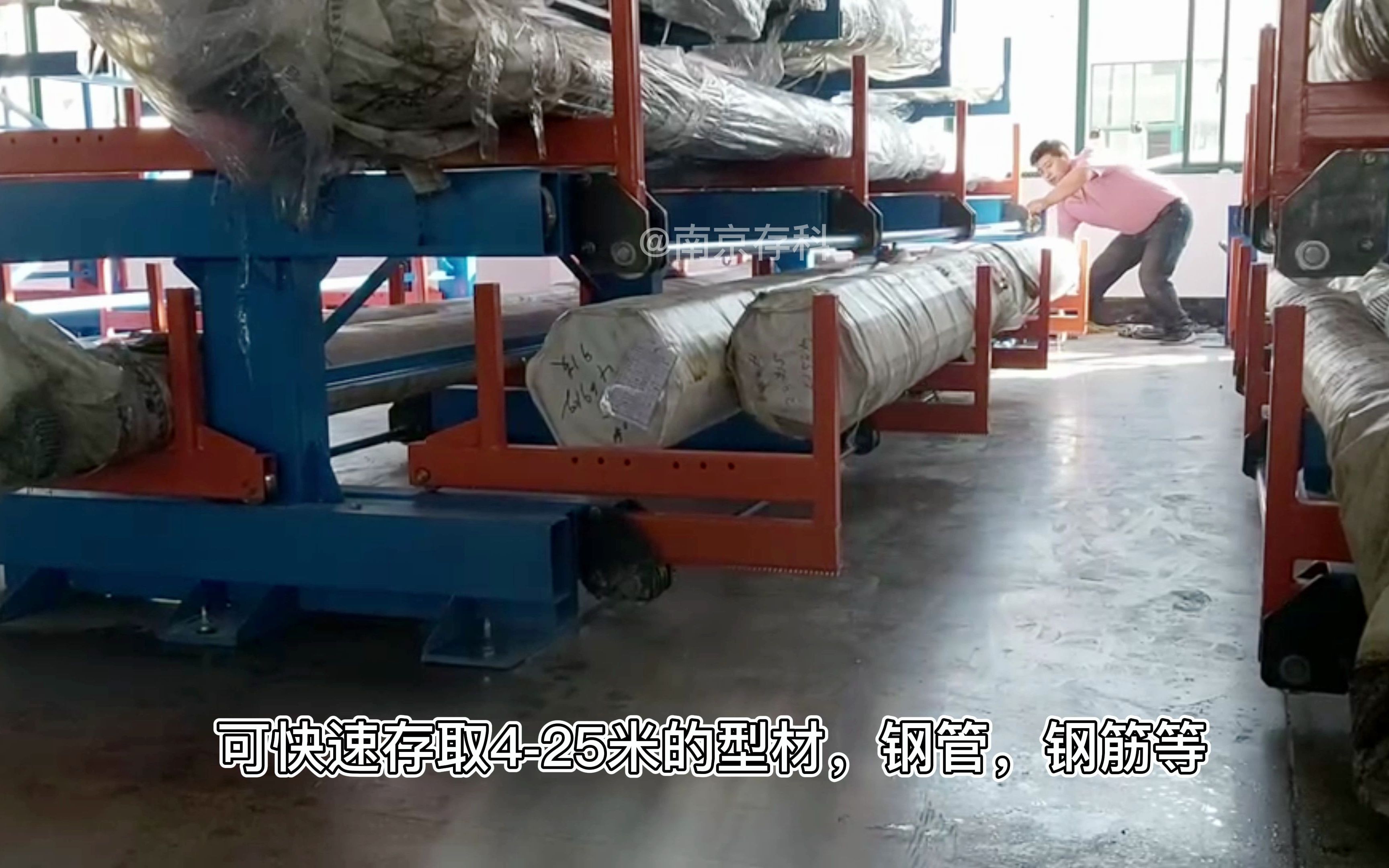 手摇伸缩悬臂式货架,适合存储中小批量多品种的管材