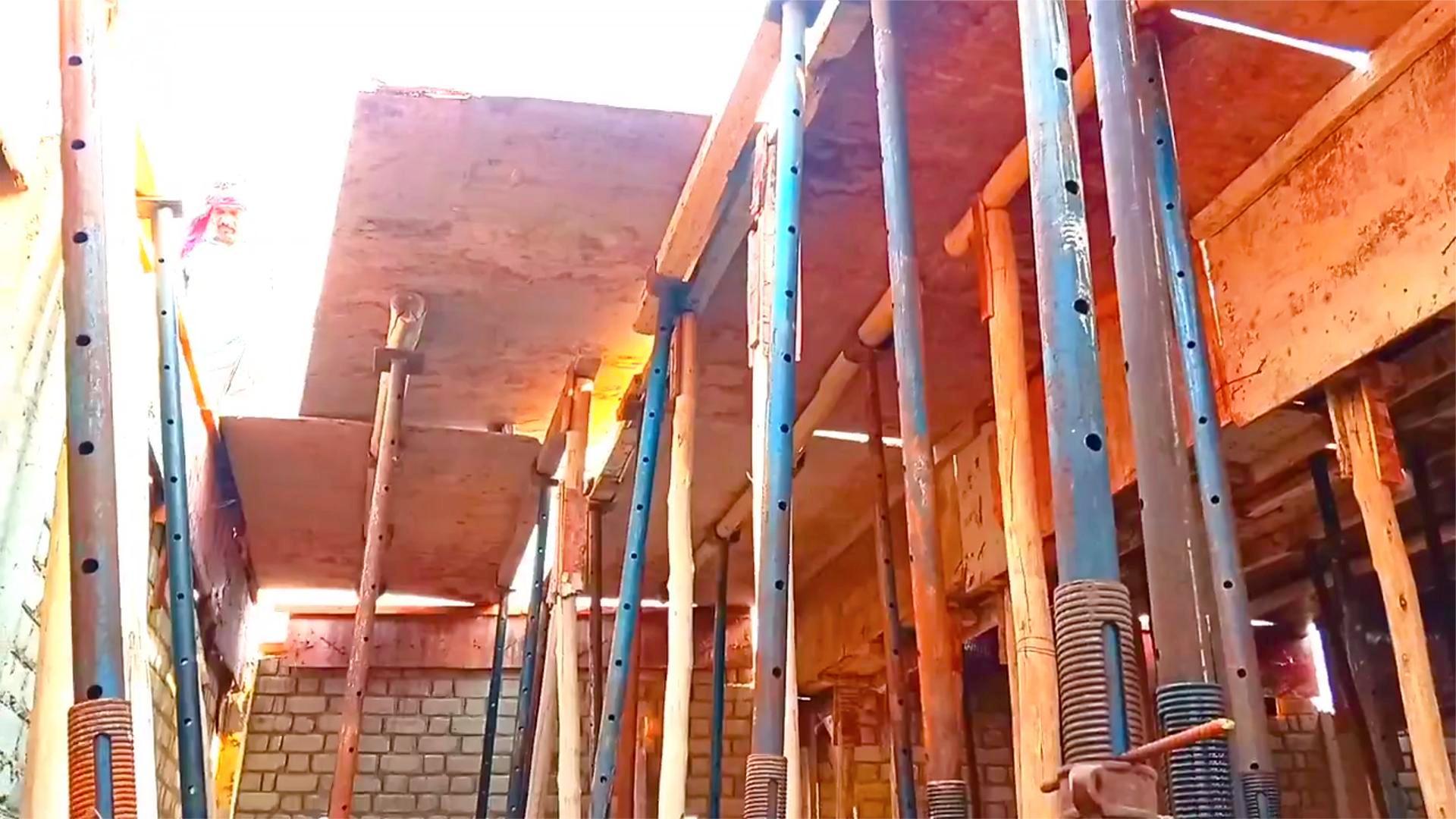 无论高楼多高,施工前都要先建它,脚手架是所有建筑工的安全护手