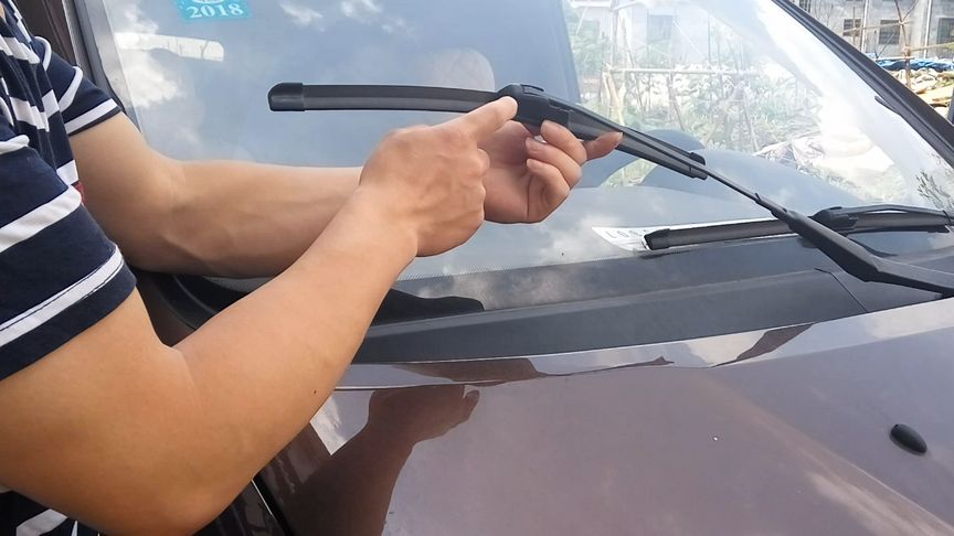 老司机教大家如何自己动手更换汽车雨刮器,不用花钱去4S店