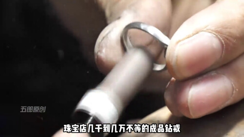 珠宝店的成品钻戒如何而来?由手艺人专业定制,细节把控精益求精
