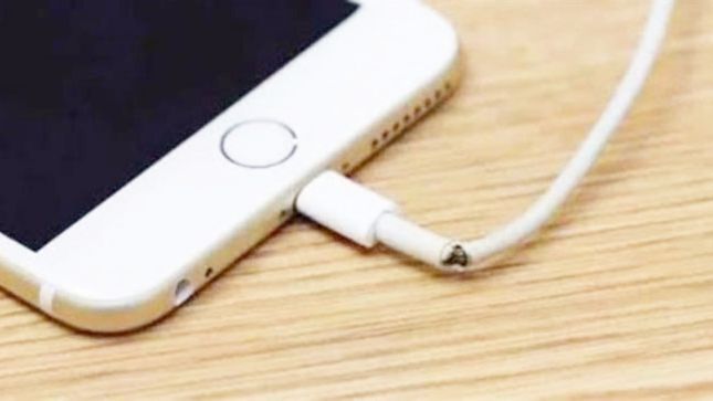 数据线开裂了,一根废旧鞋带就可以把它修好,立省50元