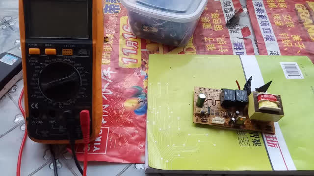 老师傅修理一个吸油烟机的电源板说一下维修.