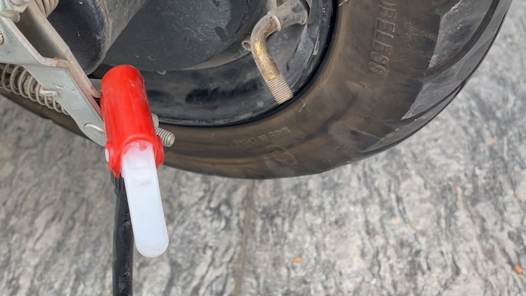 雅迪电动车真空胎突然没气不要急着补,用砖头给胎一圈砸砸,再打气就...