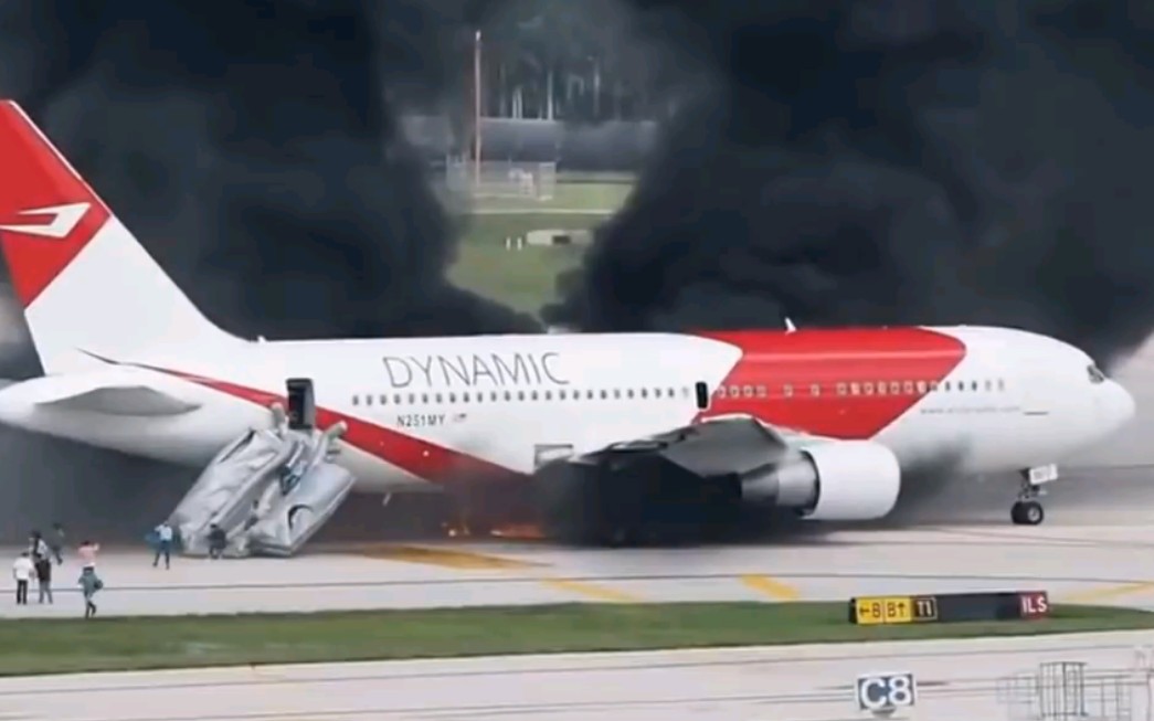 波音767滑行时左翼起火 乘客紧急撤离