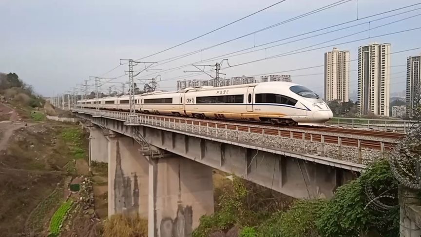万州北到成都东的G字头动车组通过重庆枢纽井西线石堰沟桥