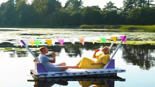 用木框架和塑料桶制作小船