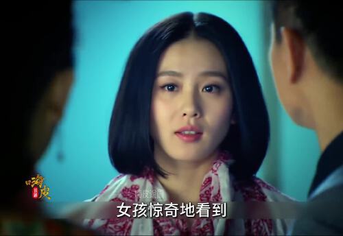 女孩惊奇的看到一个跟自己一模一样的女人