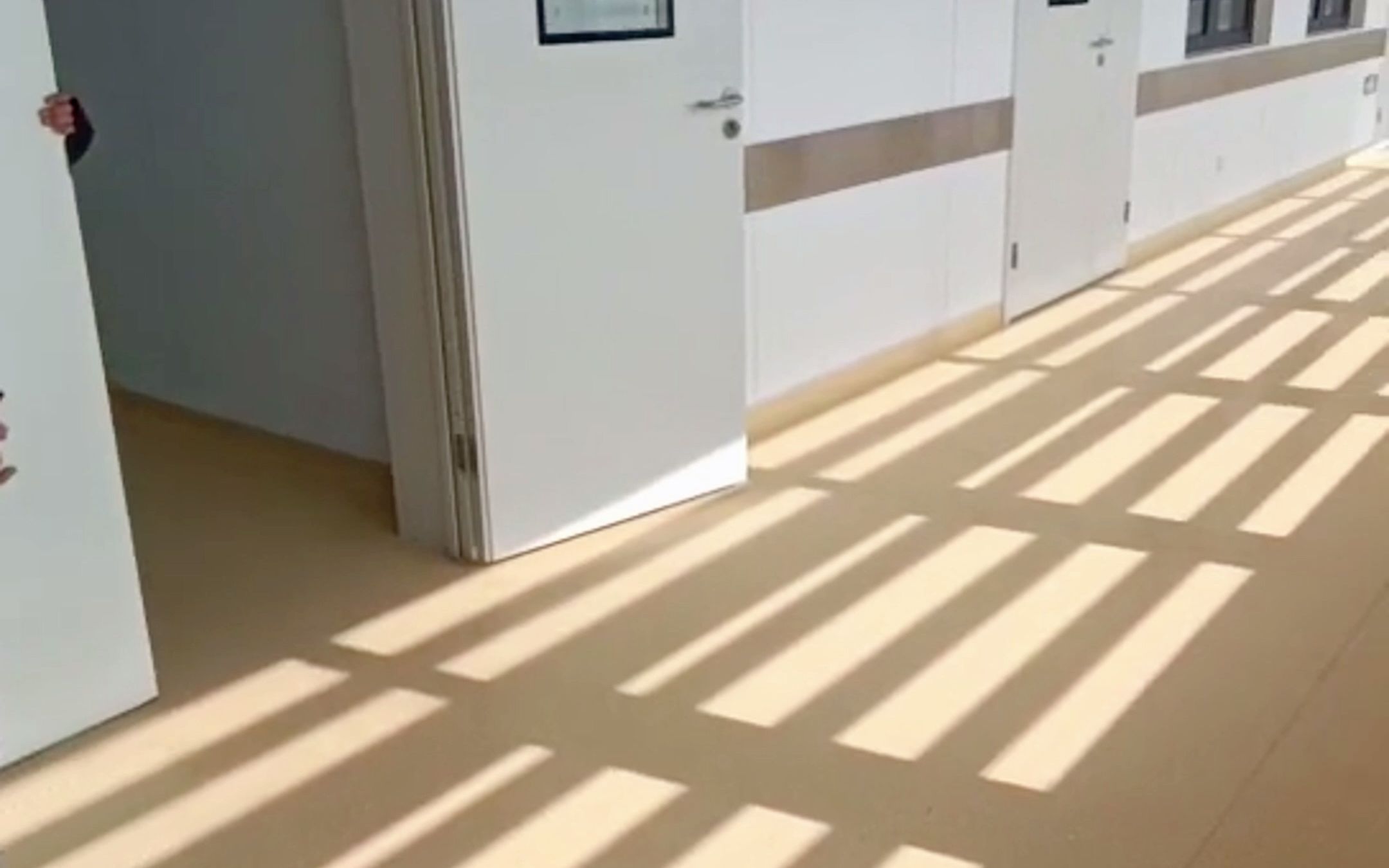 医院钢制洁净门病房门施工安装完成效果,干净美观大气