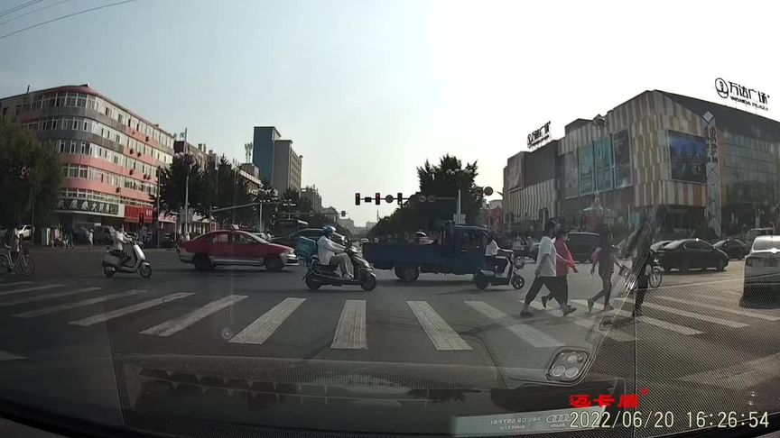 红灯闯的很标准#记录仪拍摄