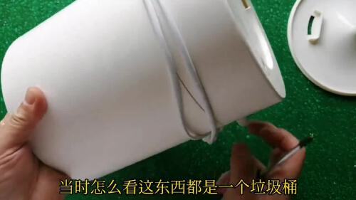 真没见过这样的,外面连个标识都没有,几个商标字母还是白色的