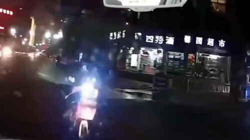 电车女子不看路,硬生生的撞上了汽车,汽车司机很无辜?