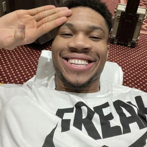 少年Giannis 
