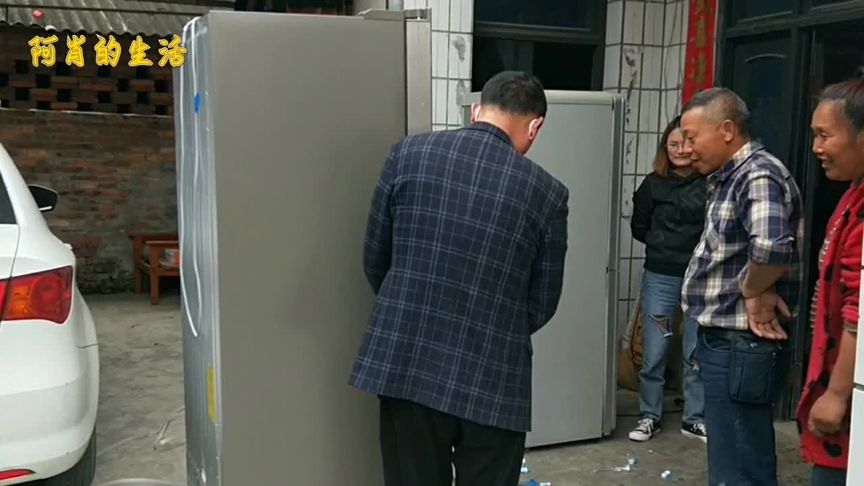 阿肖家冰箱洗衣机坏了,又花那么多钱换新的,哎!