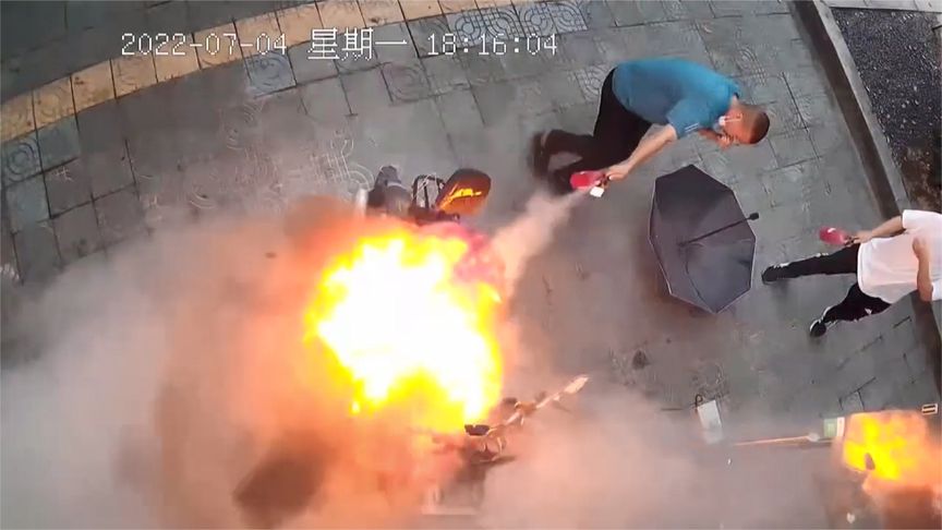 #监控下的火灾# 电动车起火,灭火器能灭火吗?这视频告诉你答案