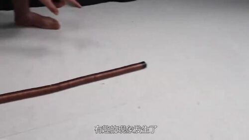 电池火车大揭秘!铜圈里放电池竟能狂飙,科学小实验太神奇了!