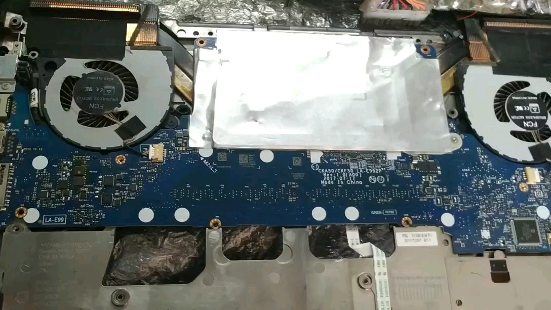 同行拿来的,一个惠普笔记本,说是换了电池就不充电了
