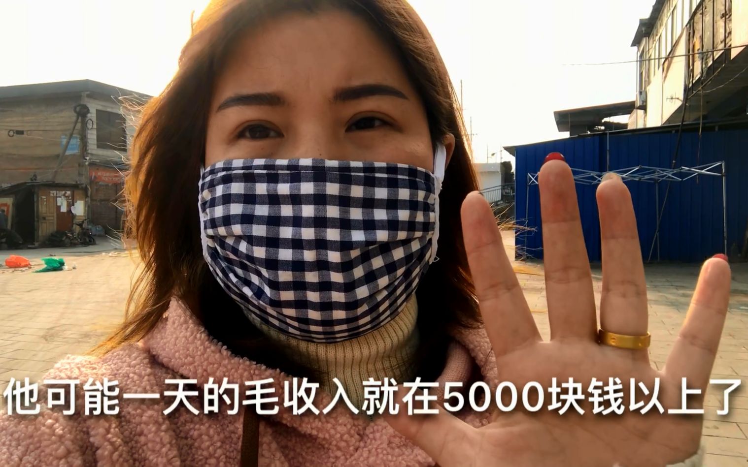 农村集市扫码免费送礼品,摆摊一天能赚多少钱?送的越多收入越高