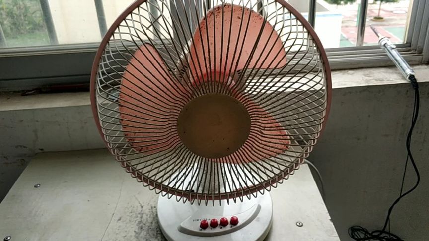 电风扇按下开关无反应,拨动扇叶能缓慢转动,这种现象是风扇通病