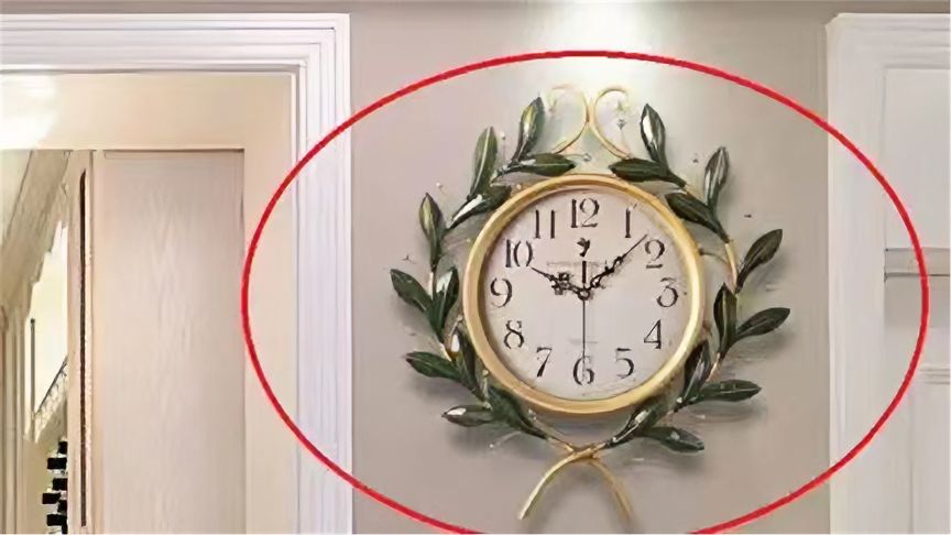 家里挂钟表有讲究,这2个位置别挂错,很多家庭忽略了,快挪位置