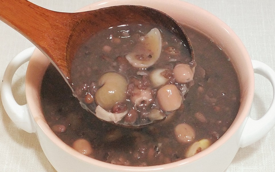 经常失眠,多喝这款红豆莲子桂圆养生粥,睡眠好了,气色也变好了