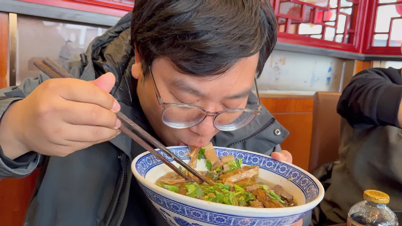 带朋友北京吃美食,600块上一桌北京名吃,吃完各个表情夸张