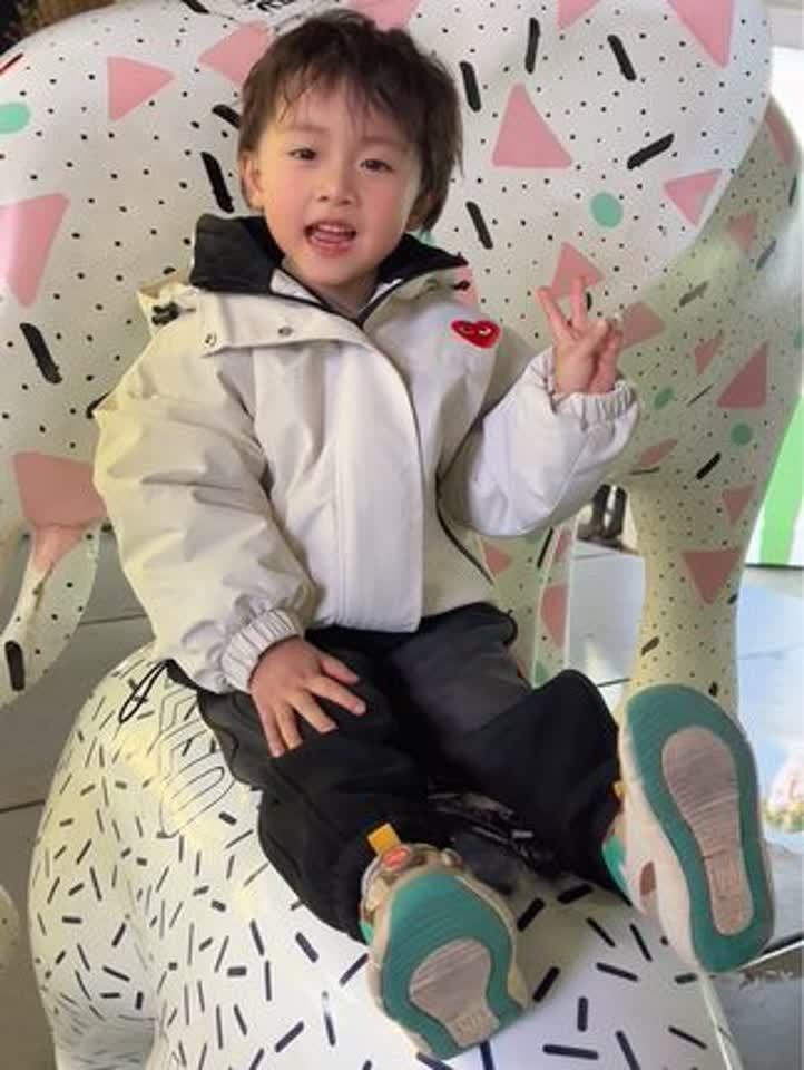 谁家小孩4岁了身高100体重30斤,衣服才穿110码?应该没有比我家更瘦...