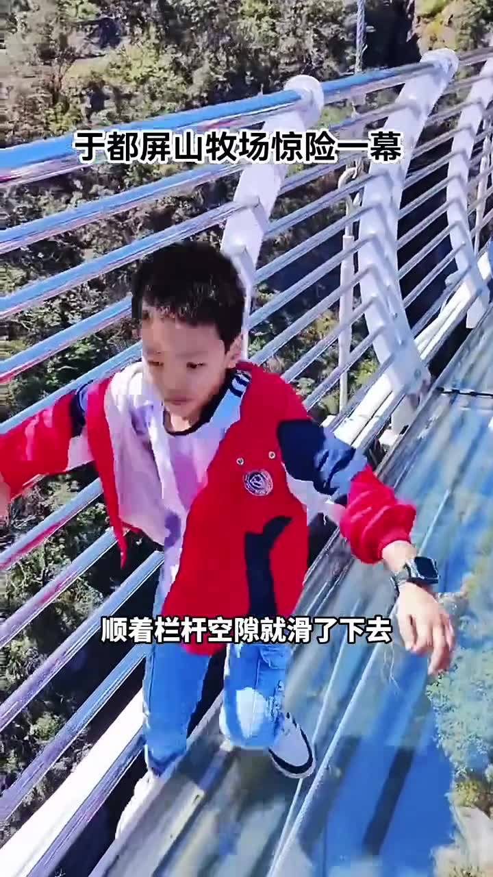 玻璃栈道上发生惊险一幕,小哥反应绝了!